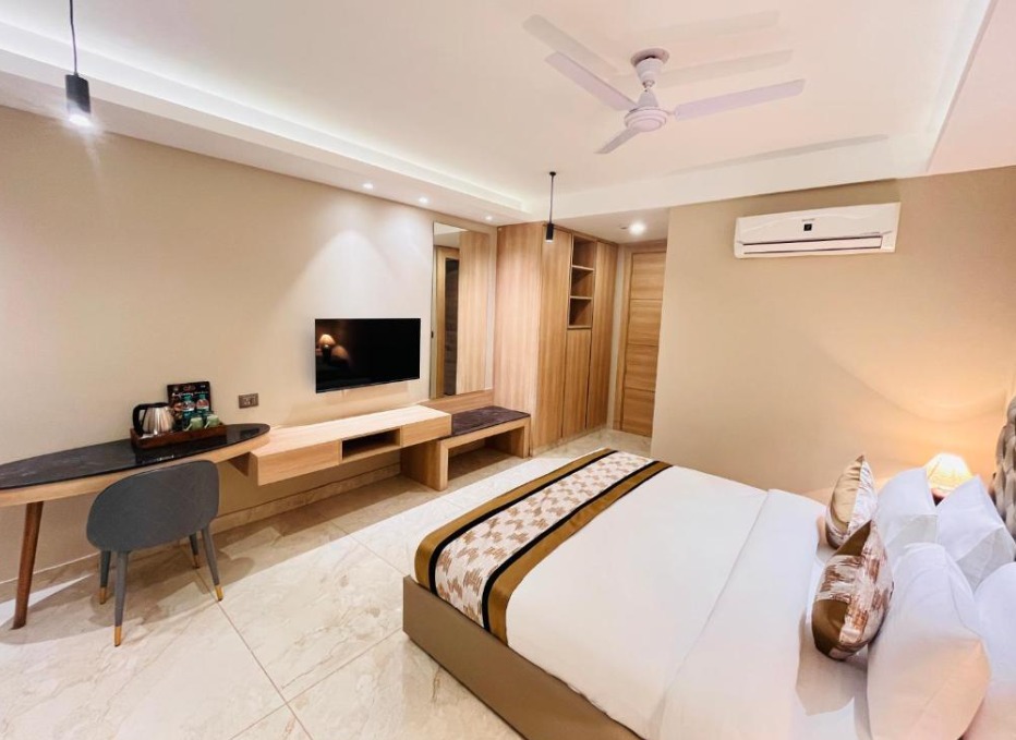 PG Near Medanta - INFINITY STAY